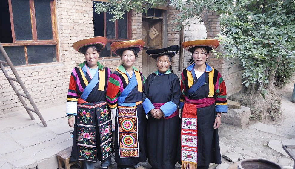 盛放丨土族盘绣 指尖上流淌的七彩虹_人民日报