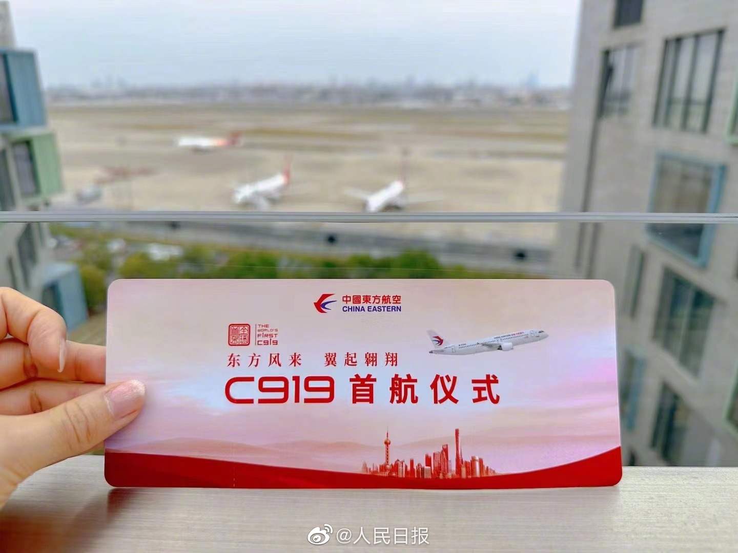 C919首航飞机餐曝光！乘客第一视角是什么体验？_人民日报