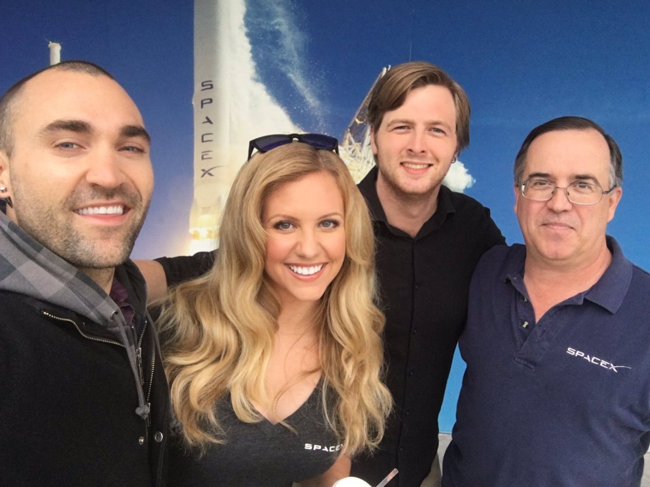 马斯克星链计划取得重大突破，首次实现卫星间激光通信_人民号